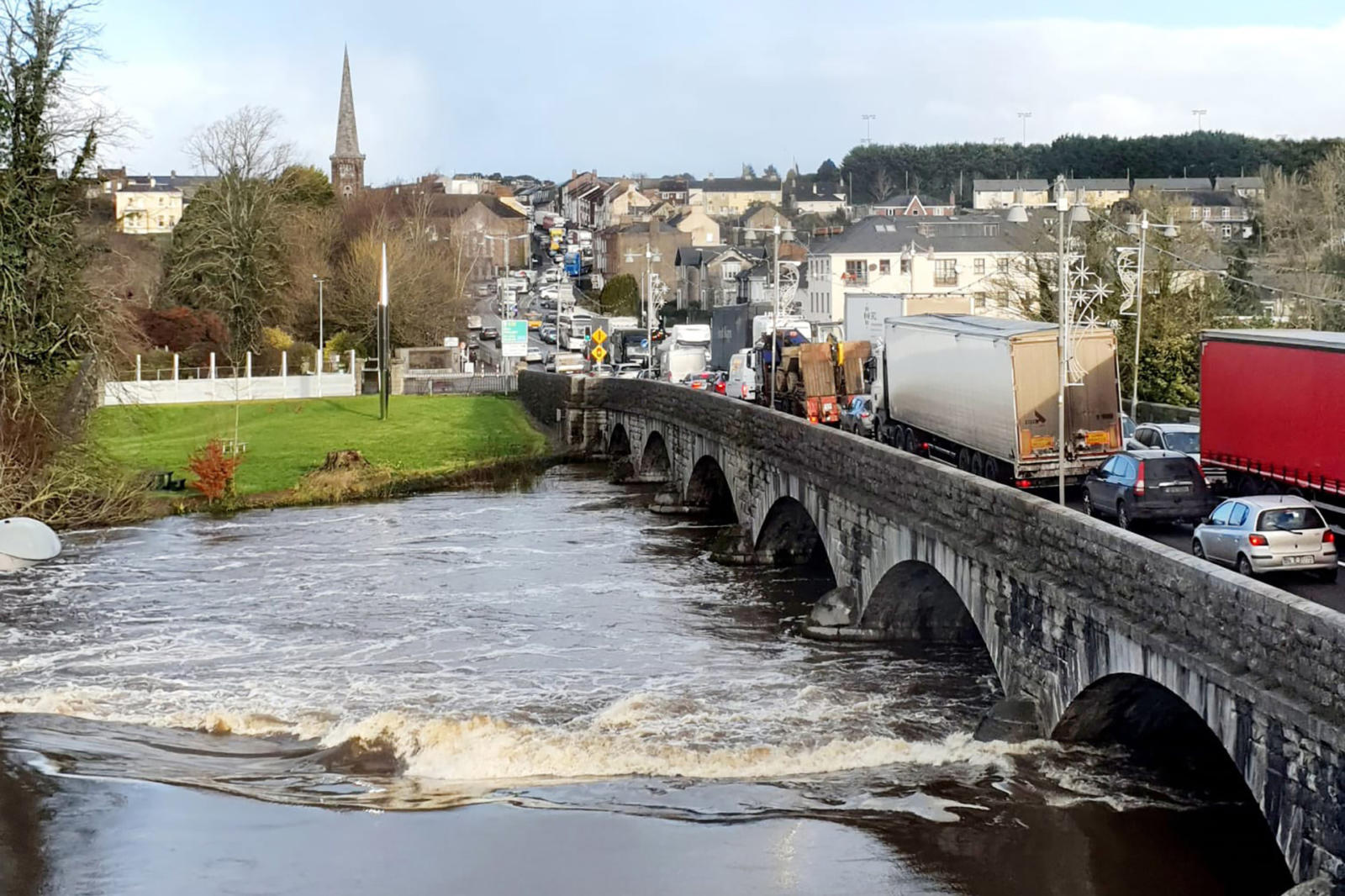 Traffic chaos as Fermoy's M8 bridge closes - The Avondhu Newspaper